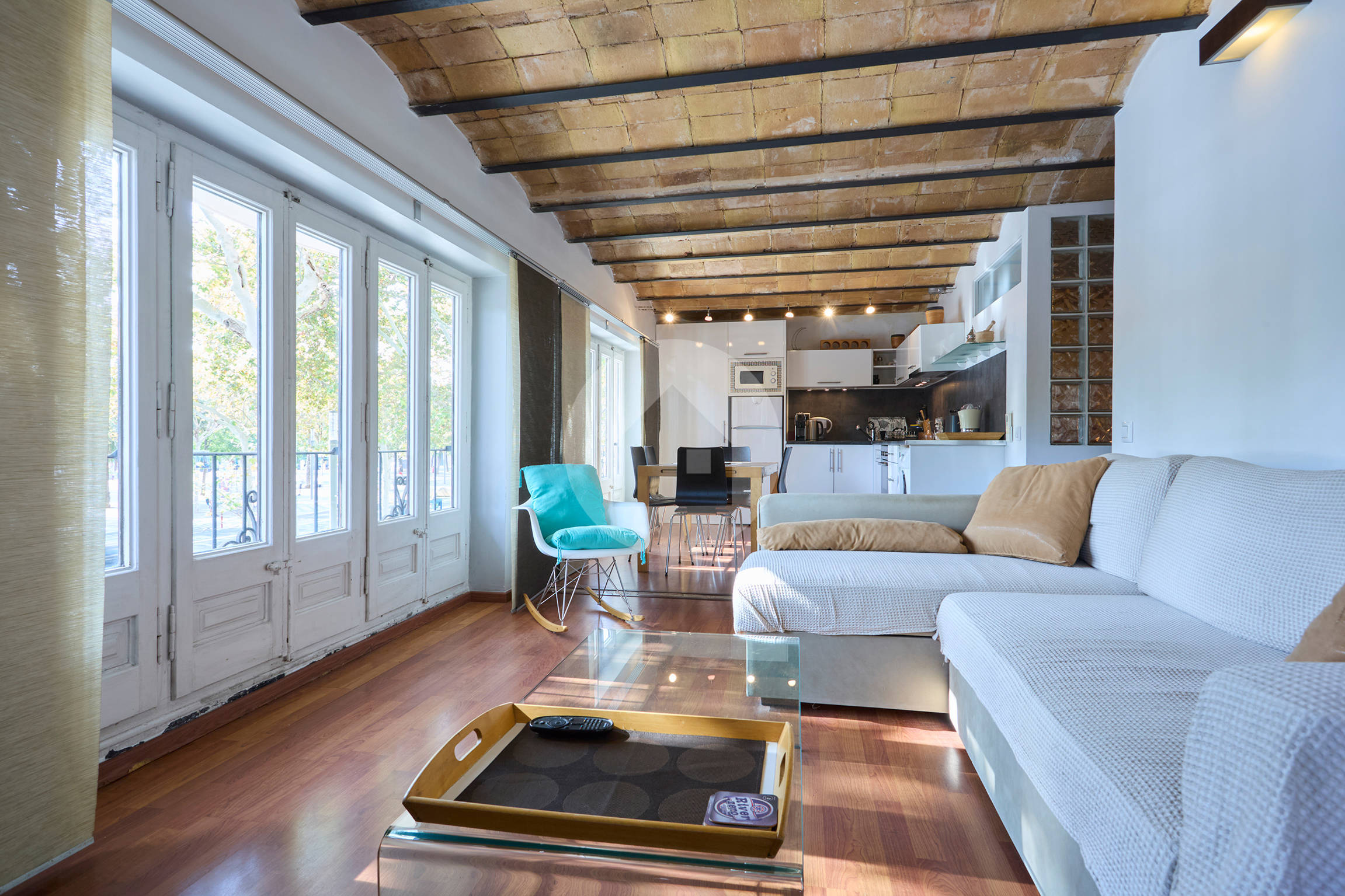 Sunny apartment of 2 bedrooms available for rent | Locabarcelona