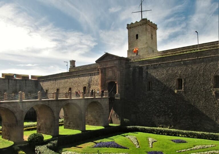 Visit Montjuic Park: Complete Guide | Locabarcelona