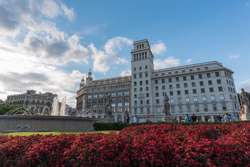 Visit Plaza de Catalunya: Complete guide | Locabarcelona